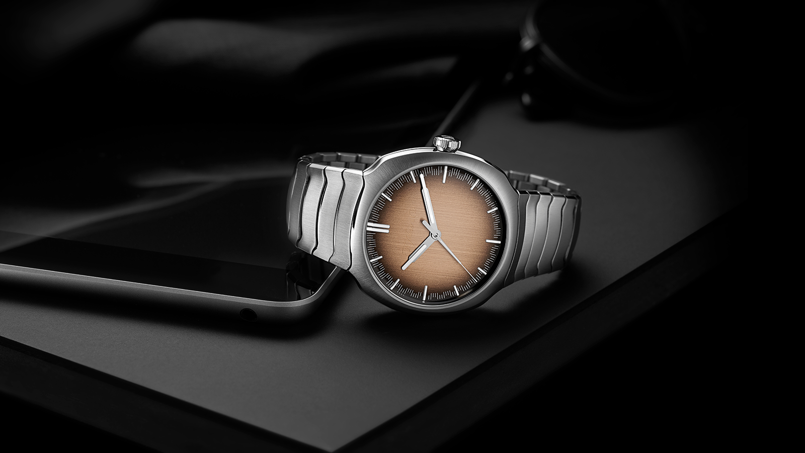 Hands On With The New H. Moser & Cie Streamliner Centre Seconds Smoked ...